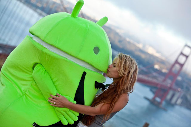 Search In Pics: Ask.com Beach Towel, Google Glass Number & Android Kissing